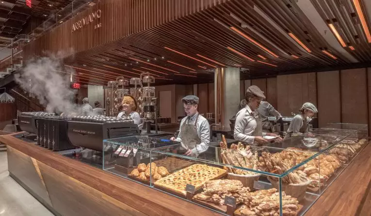 Starbucks' NYC Reserve Roastery представляет 60-футовый миксологический бар 6143_11