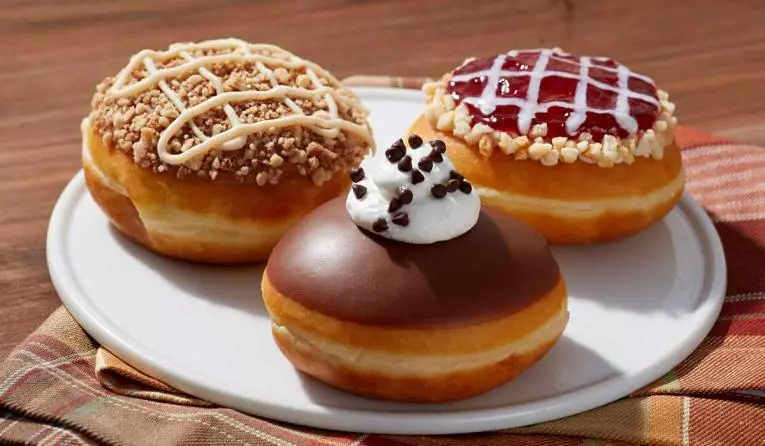 En trio av Krispy Kremes Thanksgiving-paj-inspirerade munkar.