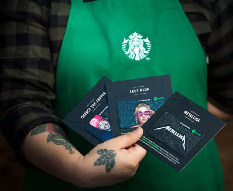 Mae Starbucks yn ymuno â Spotify ar gyfer cardiau rhodd.