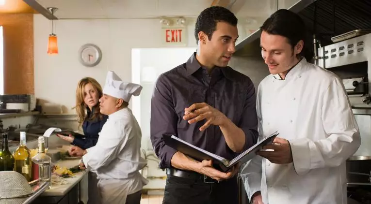 一位厨师与他的团队站在一起。聘请优秀的员工是释放餐厅潜力的关键。
