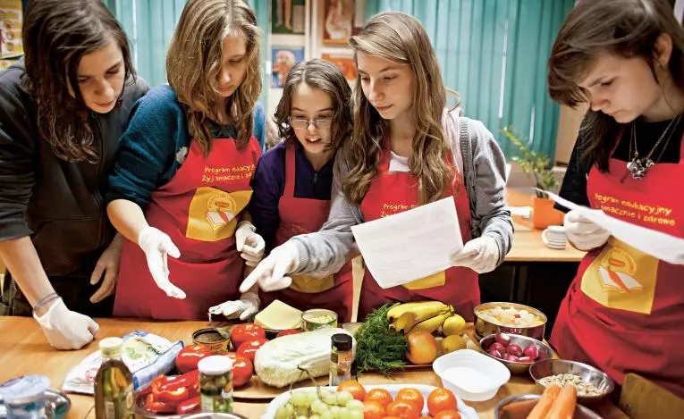 בני נוער בפולין לומדים לבשל ארוחות מאוזנות באמצעות תכנית חינוך ארצית בשם 'אכלו טעים ובריא'.