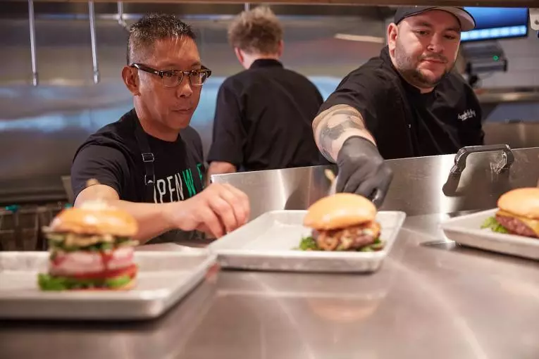 Jaringan restoran burger premium menganut model takeout selama pandemi.