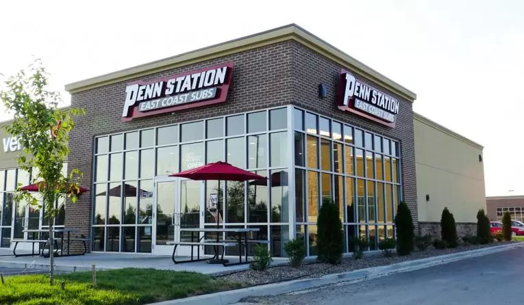 Penn Station East Coast Subs restoranının xarici görünüşü.