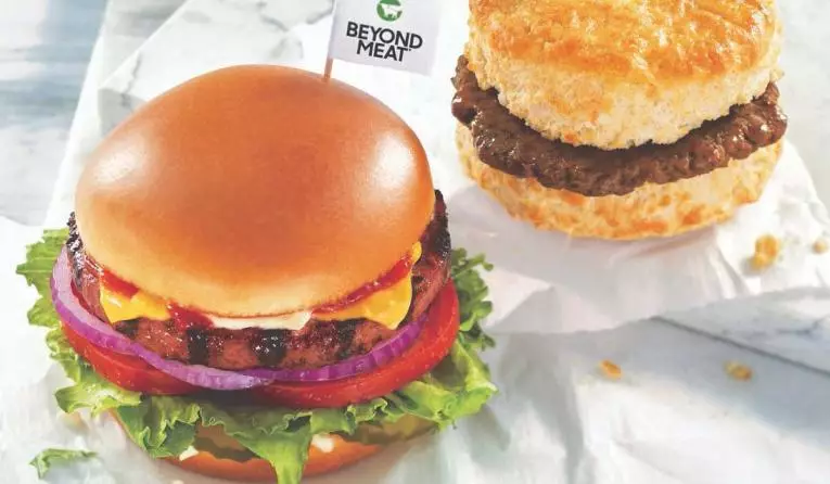 Hardee's Beyond Burger e Sandwich de biscoito de salchicha Beyond
