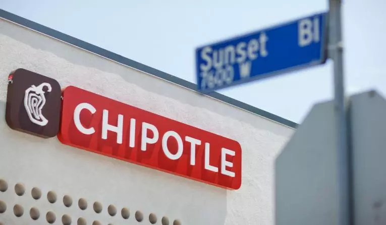 Chipotle restaurant ing ngarepe tandha Sunset Blvd.