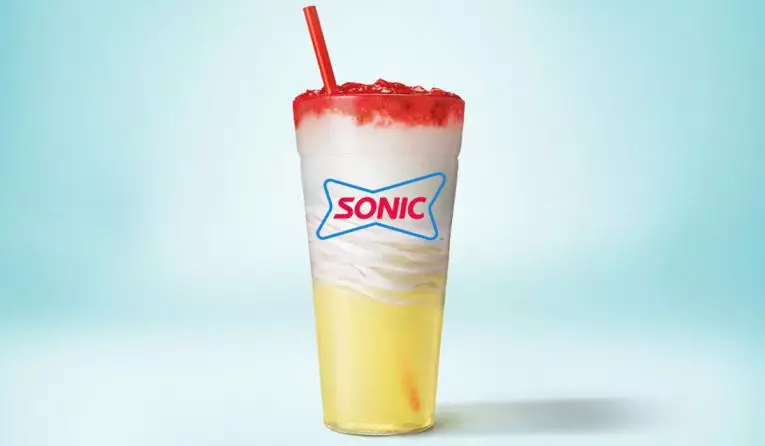 來自 Sonic Drive-In 的三層檸檬莓雪泥漂浮物。