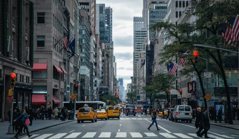 La gente cruza la calle en la ciudad de Nueva York.