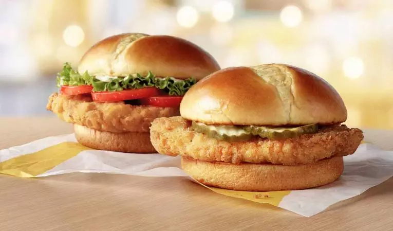 Ang crispy chicken sandwich sa McDonald.