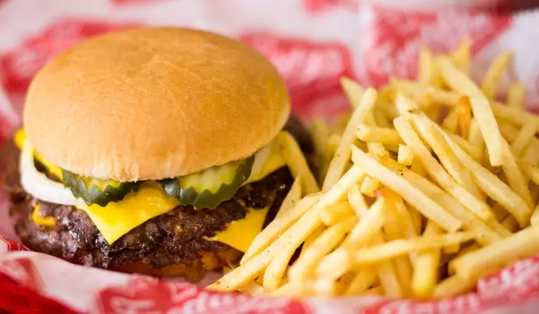 Un burger et des frites chez Freddy's Frozen Custard & Steakburgers.