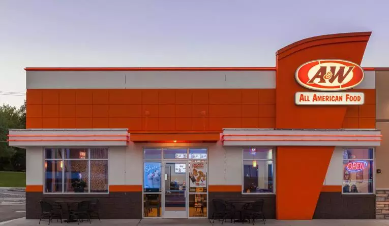 A&W restoran binasynyň öň tarapy.