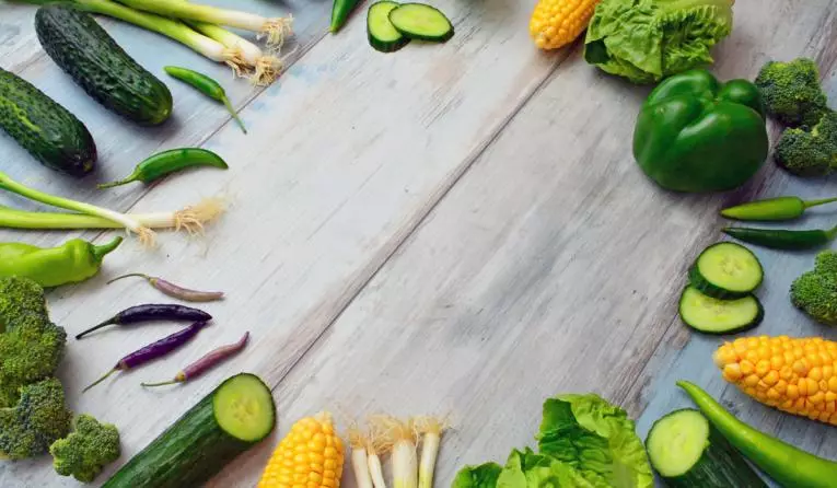 Et bord med grønnsaker i en sirkel.