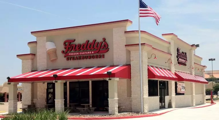 Freddys è diventato un grande successo in franchising di hamburger negli Stati Uniti.