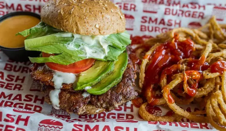 Burger avokaado ja friikartulitega Smashburgeris.