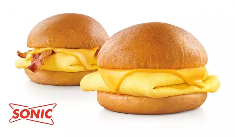 Byrjar á aðeins 250 kaloríum, Egg and Cheese Breakfast Slinger er toppaður með bráðnum osti yfir dúnkenndum eggjum á milli smjörkennda, bakarígæða brioche bolla.