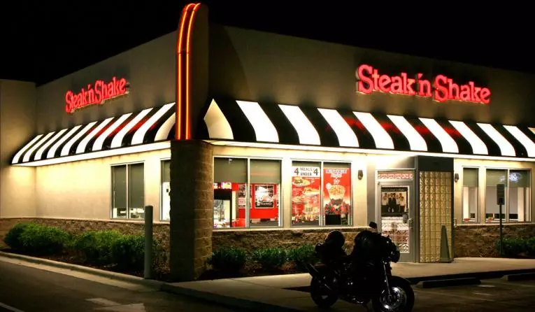 Gecələr Steak 'n Shake restoranının xarici görünüşü.