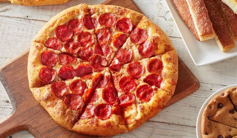 Una gran pizza de Pizza Hut. La cadena ofereix un 30% de descompte en pizzes per al Dia Nacional de la Pizza.