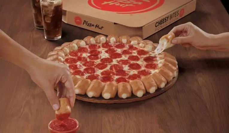 Дәстүрлі қыртыстың орнында көпшіліктің көңілінен шығатын, ірімшік толтырылған 28 тістеуден жасалған Cheesy Bites Pizza - бір-біріне тәбет пен пицца.