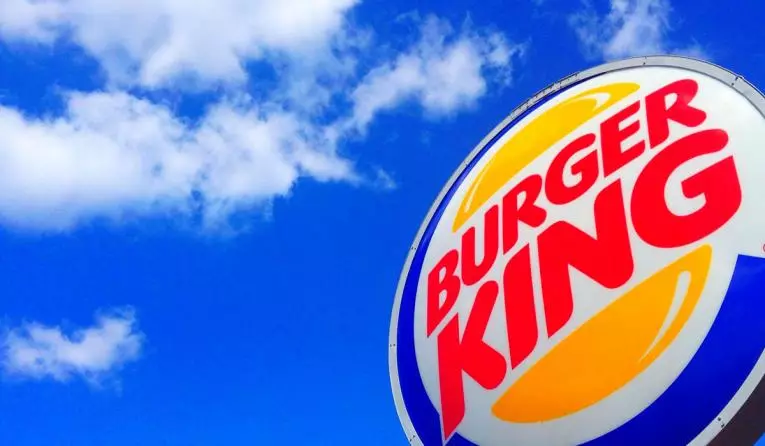 Znak Burger Kinga visi ispred restorana.