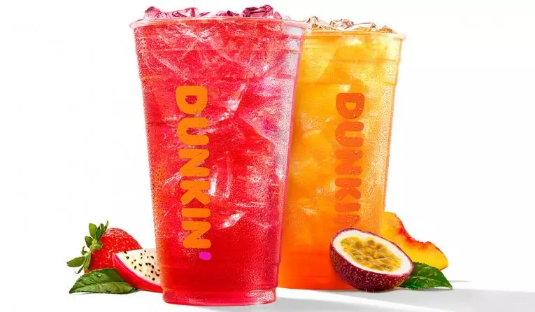 Magħmula bit-te aħdar bil-silġ, konċentrat tal-frott bit-togħma, u vitamini B*, Dunkin’ Refreshers huma xorb sabiħ ħafna li jżomm lill-klijenti jħossuhom imġedda u aggornata.